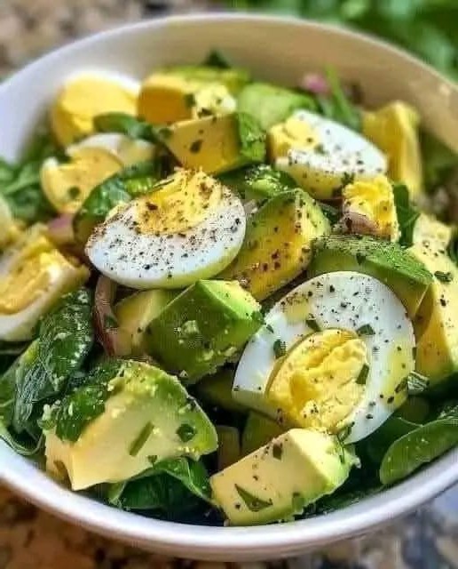 Avocado and Spinach Egg Salad: A Nutritious and Creamy Delight - CYSSERO